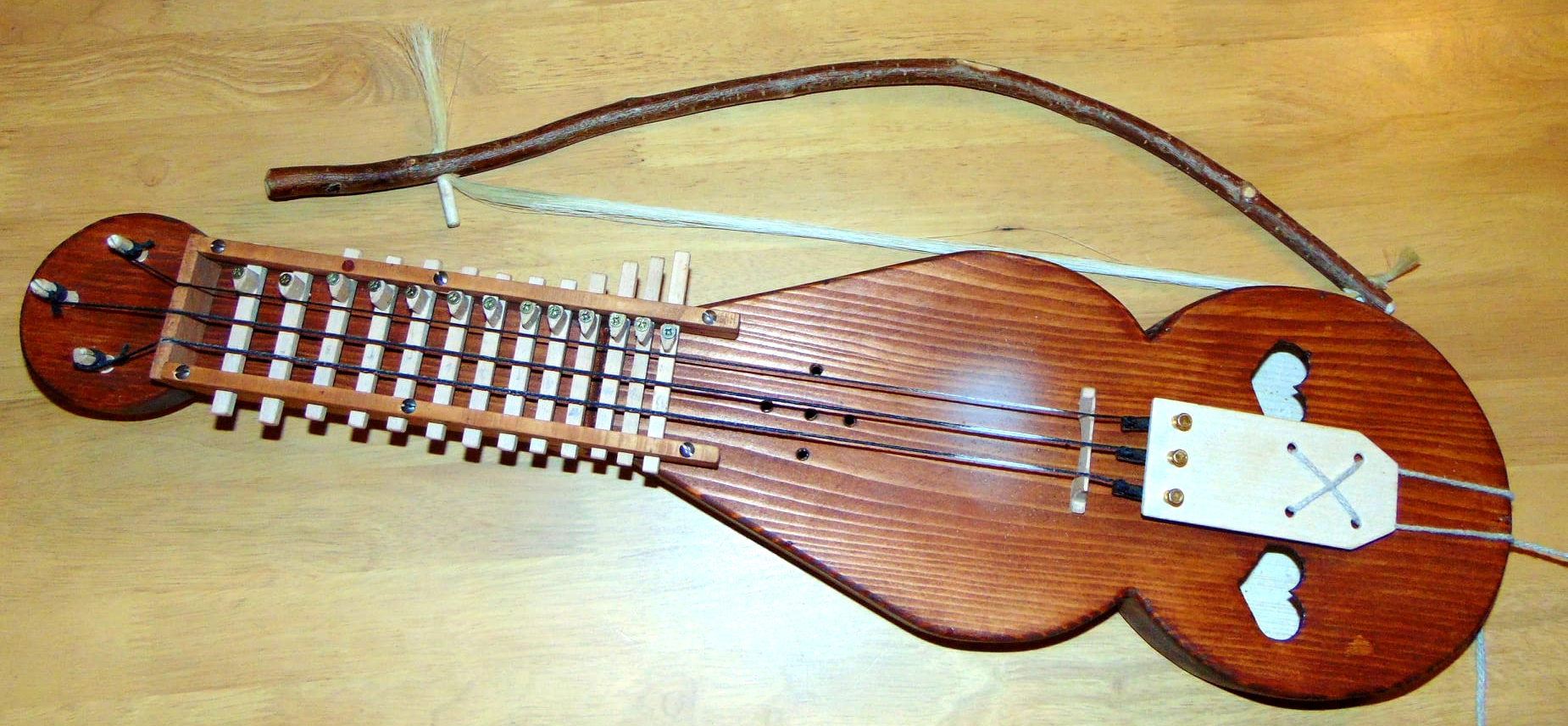 Bau der Moraharpa – Ein Moraharpa-Macher