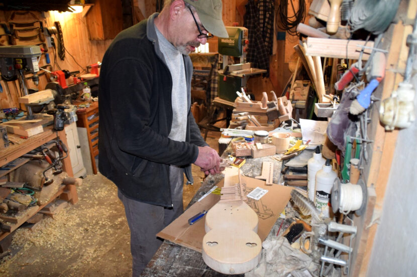 Bau der Moraharpa – Ein Moraharpa-Macher