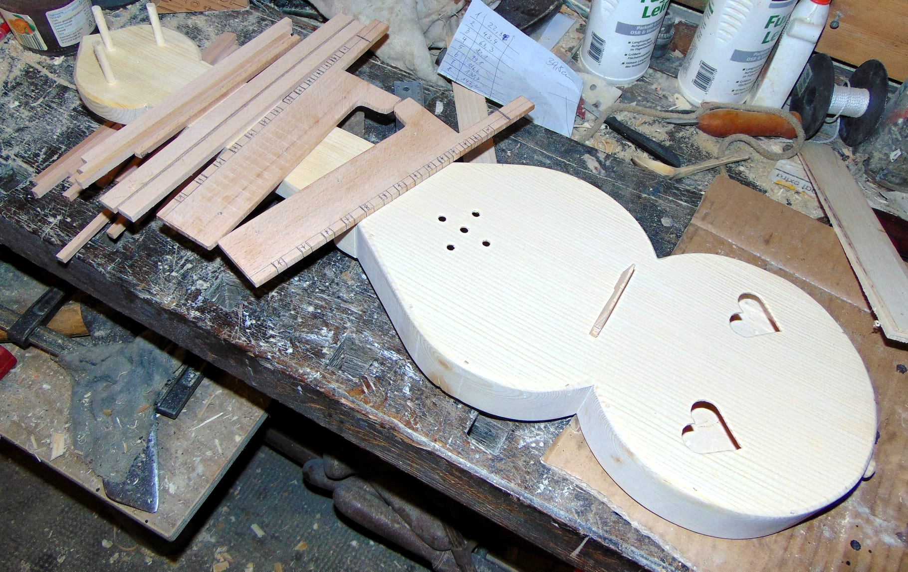 Bau der Moraharpa – Ein Moraharpa-Macher