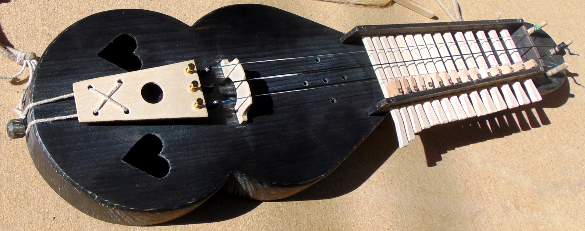 Ein Moraharpa-Macher – und Grünholz-Handwerker