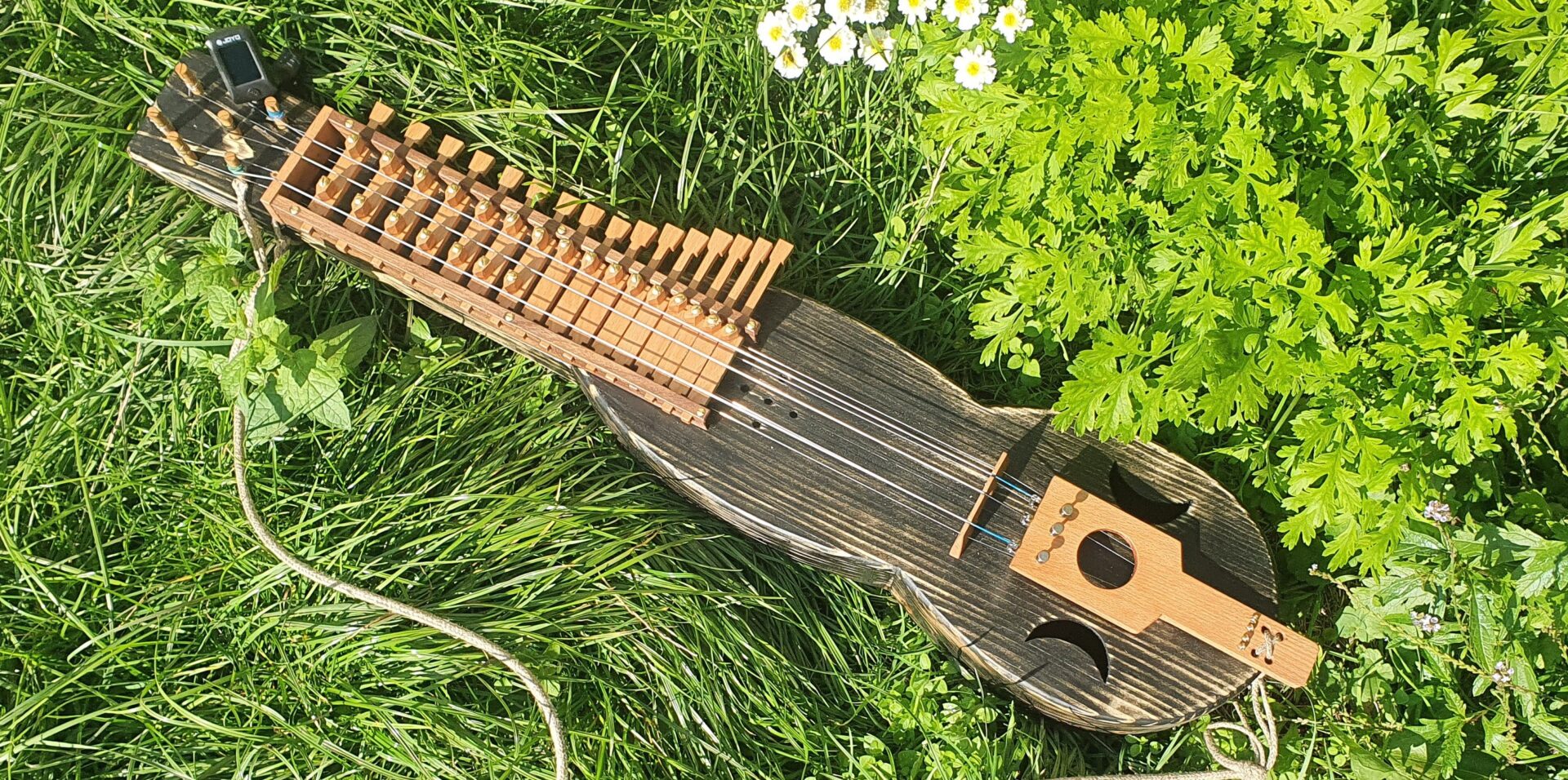 Ein Moraharpa-Macher – und Grünholz-Handwerker