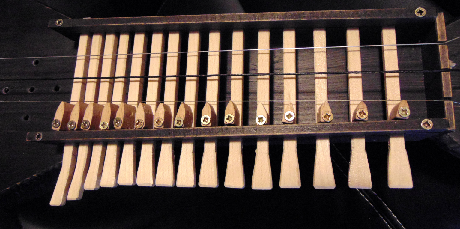 Bau der Moraharpa – Ein Moraharpa-Macher